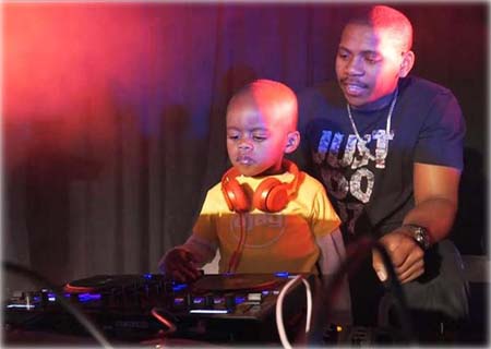 DJ de 3 anos mixa como adulto: é sucesso | Só Notícia Boa