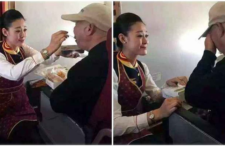 Aeromoça alimenta idoso no vôo e ele chora: gentileza - Só Notícia Boa