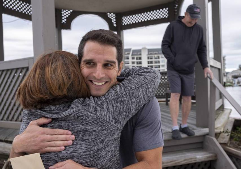Surfistas salvam a vida de homem que teve parada cardíaca na praia | Só Notícia Boa