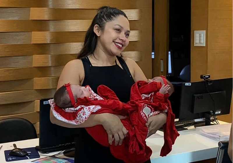 Bebê que nasceu com 440g sai da UTI e reencontra irmã gêmea após 4 meses | Só Notícia Boa