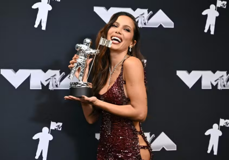 Anitta vence VMA pelo 3º ano consecutivo e faz show com música em ...