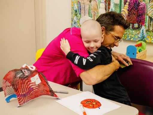 Ryan Reynolds visita menino internado com câncer raro em hospital | Só ...